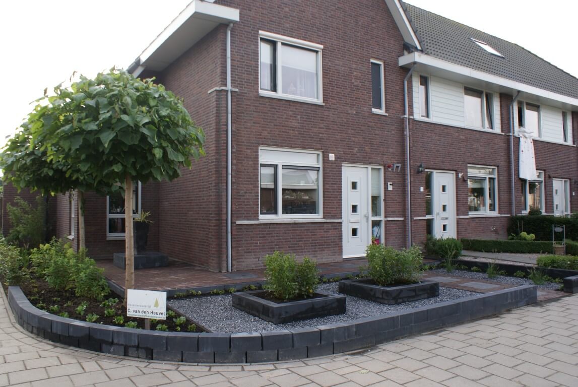 Strakke voortuin met grind - Hoveniersbedrijf van den Heuvel