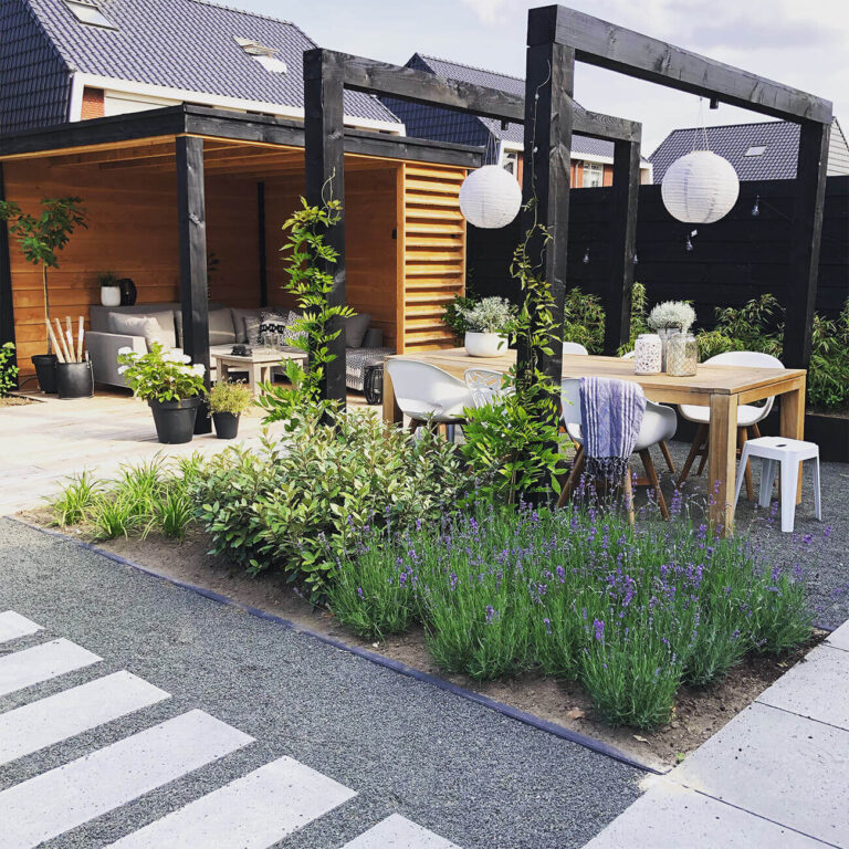 Oud Hollandse tuintegels met stoere veranda - Hoveniersbedrijf van den ...